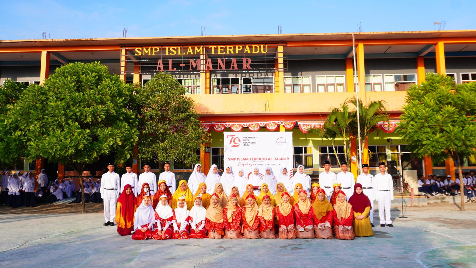 Upacara HUT RI ke-79 di SMP IT Al Manar: Semangat Baru, Untuk Indonesia ...